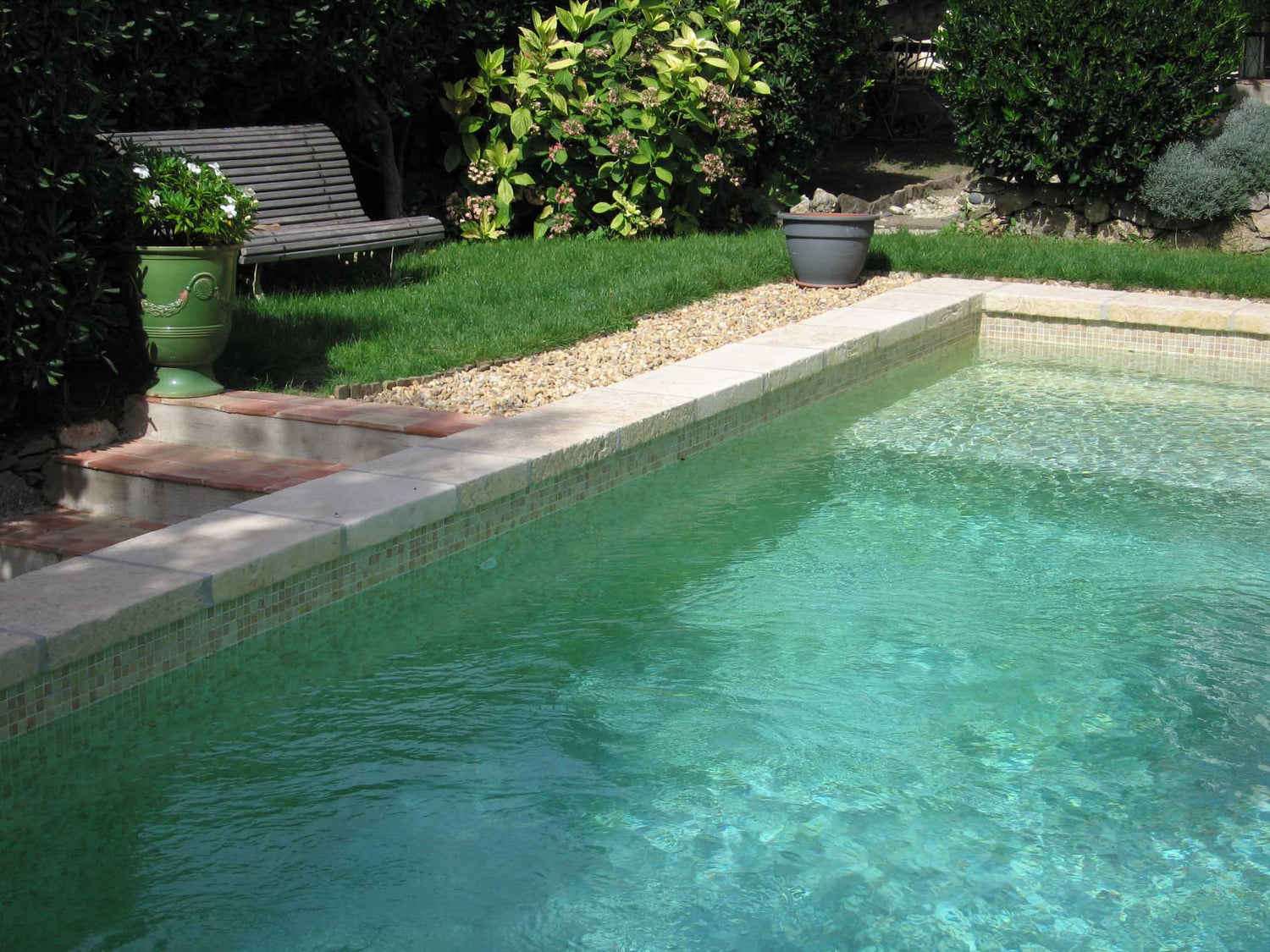 Margelles de piscine en pierre naturelle sur mesure | Atelier Minéral ...